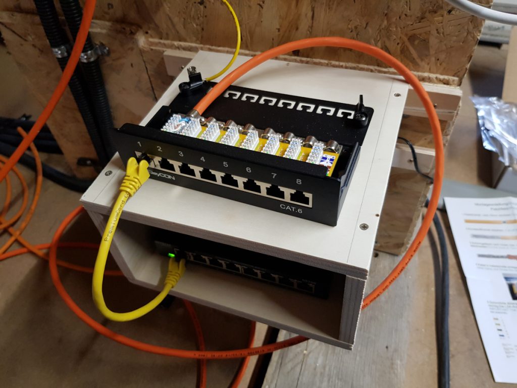 deleyCON Patchpanel Verteilerfeld 8 Port mit Switch - Blog Your Earth ...